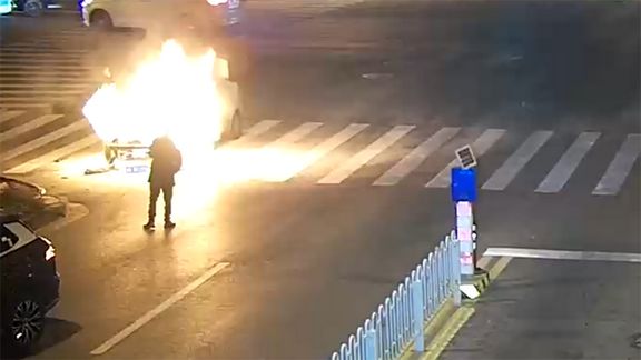 轿车凌晨行驶中突然起火 司机不会用车载灭火器眼看车子被吞噬