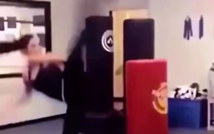 ...有人用矿泉水攻击你的对象,一个是视频教会你如何应对(ps:你们觉得...