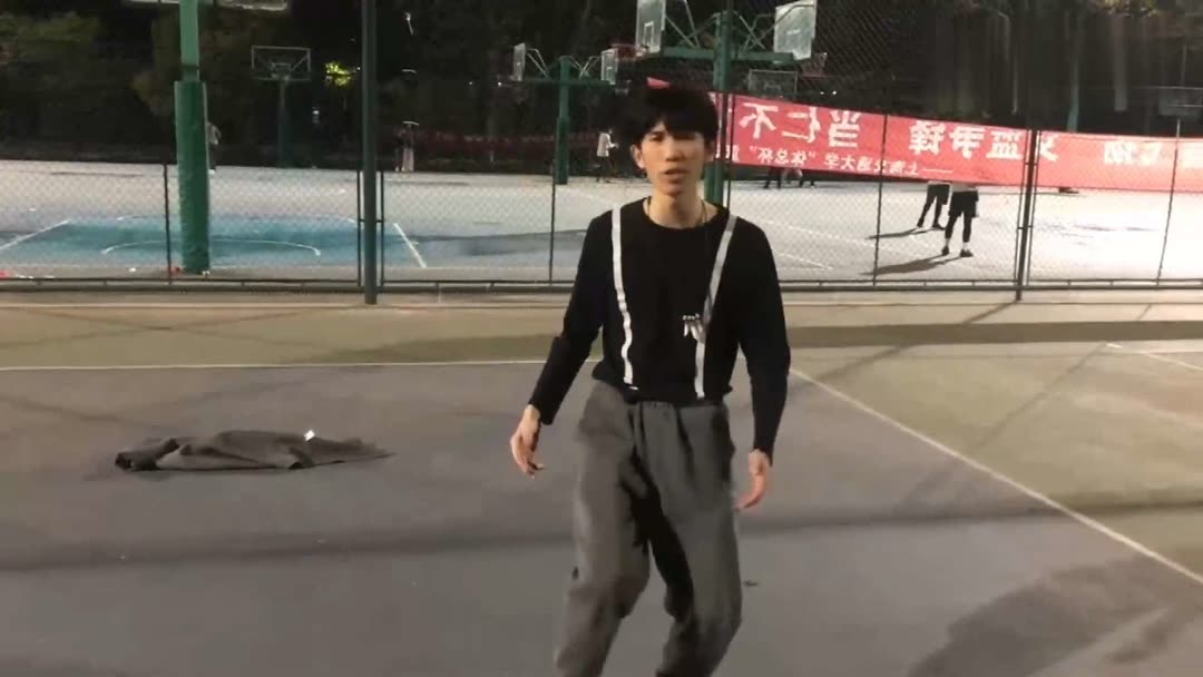 网友爆笑展示鸡你太美分解教学,原来模仿蔡徐坤那么难没实力不行