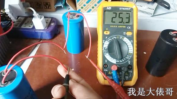 电工知识:万用表怎么测电容?2个电容串并联后容量有什么变化