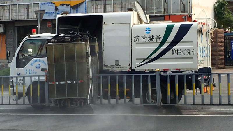 城市工程车洒水车护栏清洗车工作表演展示 工程车亲子育儿视频