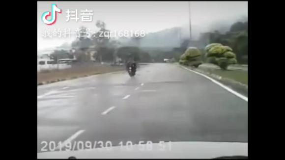 安全常识:雨天骑车要注意别让雨衣再“行凶!