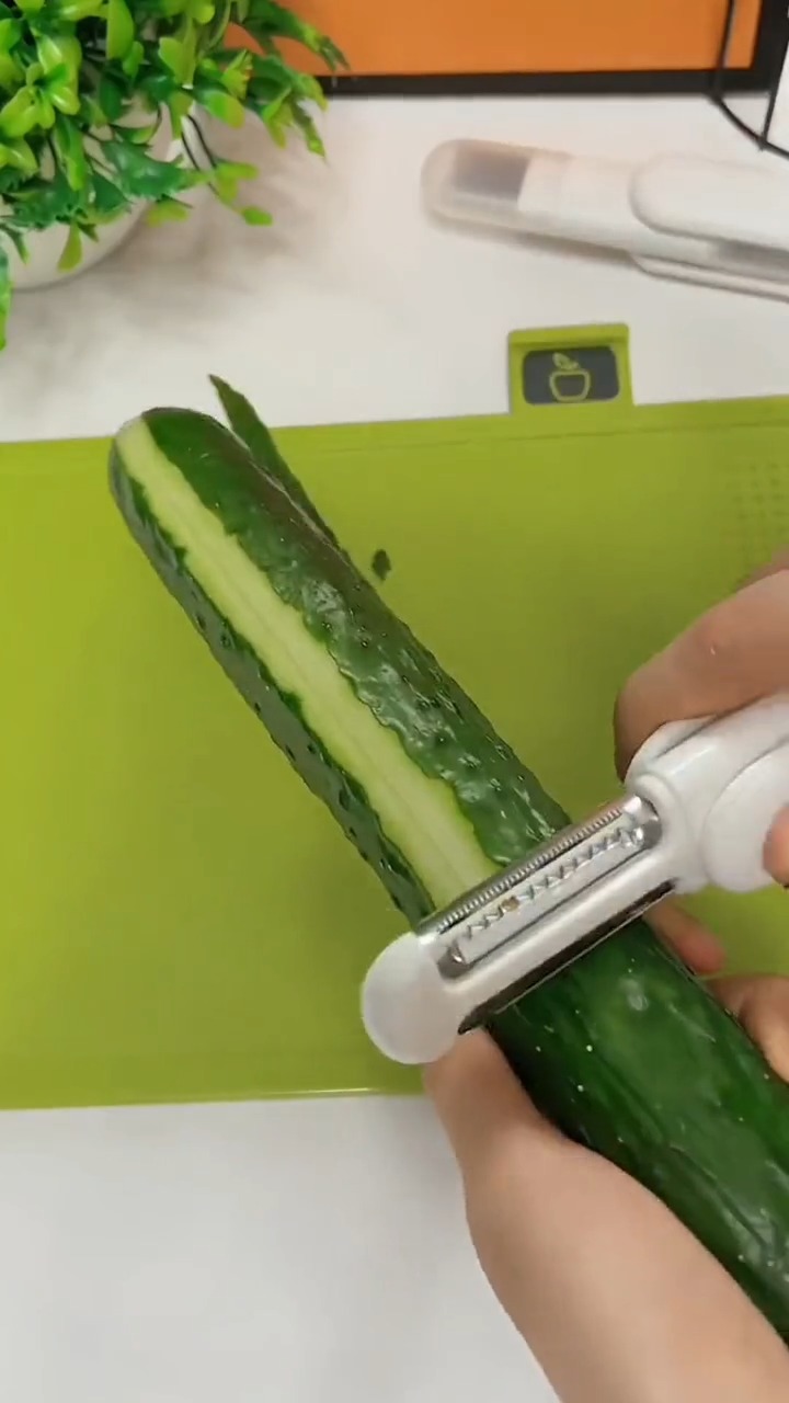 做菜有这么一个多功能削皮刀足够了,削皮、刨丝、切葱丝,一切就全搞定