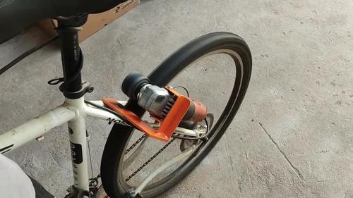 角磨机装到自行车上,改装成电动车,没想动力这么强