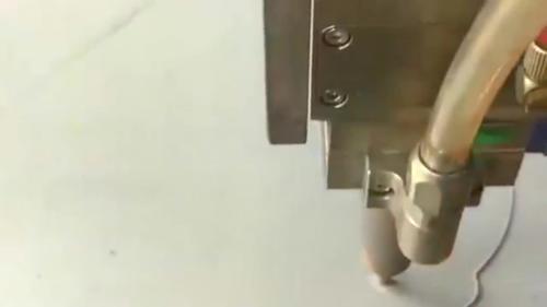 工厂里的激光切割机,在电脑上输入好形状和位置,切割机就自动完成切割