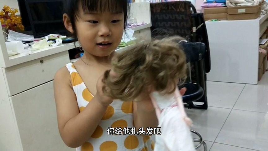 晰晰给芭比娃娃做衣服,太有创意了,不错不错!