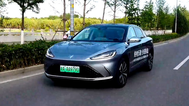 【极狐阿尔法S 603H版】前后电机四驱布局 补贴后售价34.49万