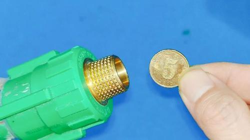 水管漏水没有堵头怎么办?教你用一枚硬币堵住,再大的水也不会漏