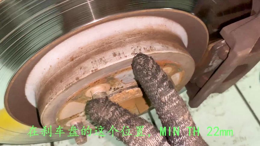 路虎揽胜刹车异响,师傅用工具测量,刹车盘已经磨损到极限!