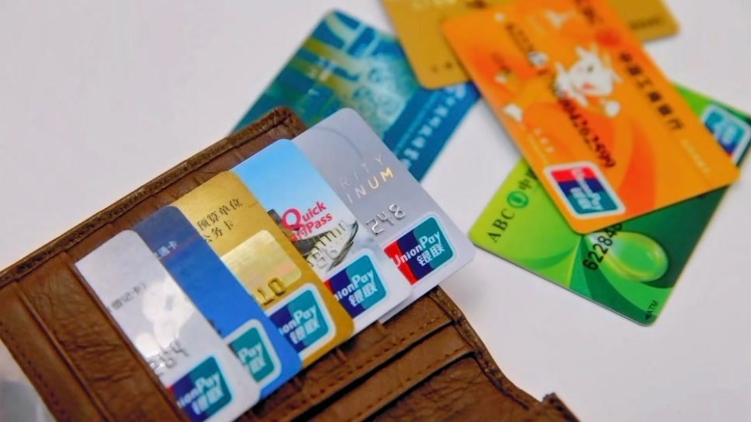 长期不用的银行卡不存钱、不销户,会欠银行钱吗?今天总算明白了