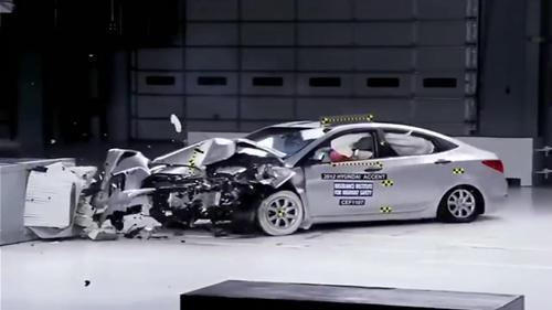 现代瑞纳小角度碰撞测试,结果天差地别!