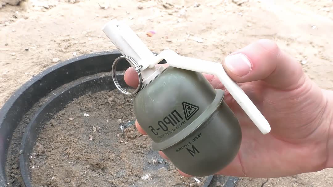 鞭炮测试:小时候你用鞭炮炸过井盖么?能看到最后的都是男生了吧