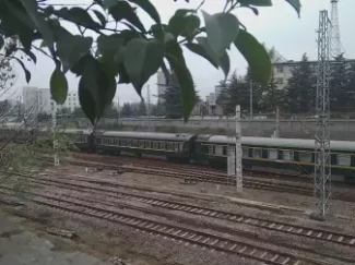 客车K283巩义站一道通过-陇海线火车视频