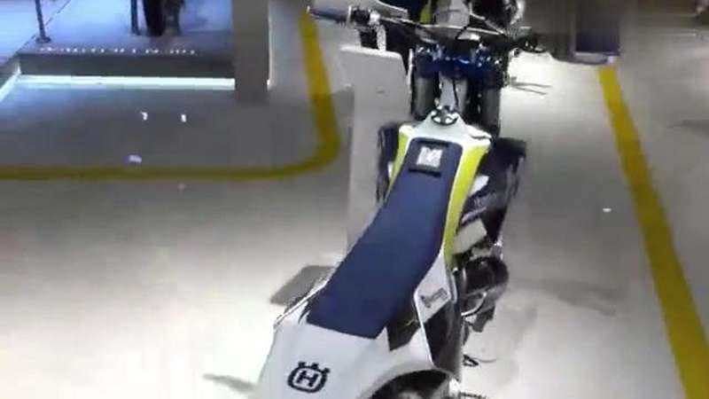 想买这辆高赛摩托车,一翻看价格单吓住了,气的扭头就走