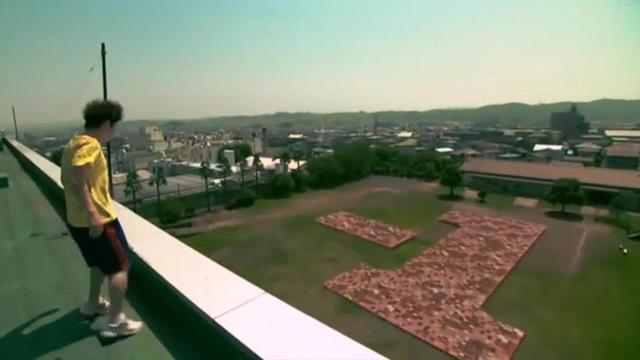 学校频繁发生灵异事件,每天课桌都会跑到操场里,轰动了整个.