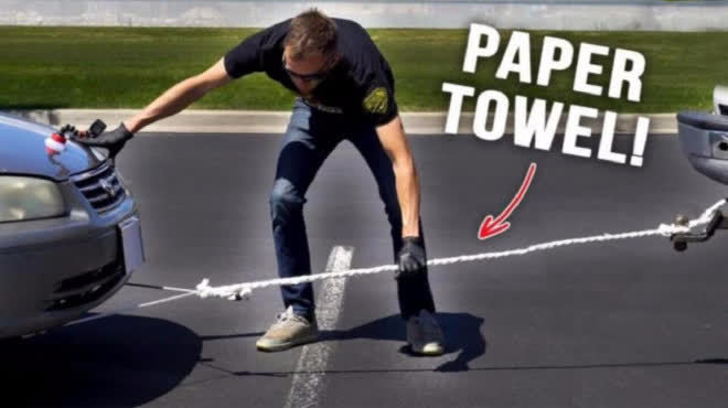 外国小伙用纸做绳子,最后结果惊人,竟然能拉动汽车!