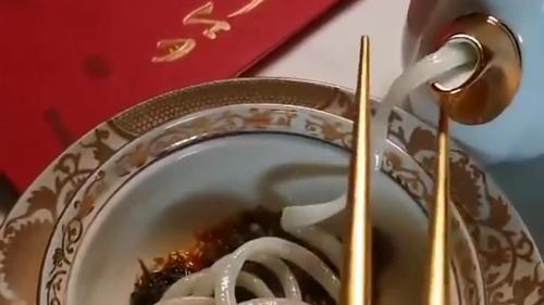 去大酒店吃饭千万不能赶时间,这面都是一根根出来的,要好好品尝