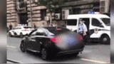 【上海】突发!为逃避检查 上海闹市区一网约车冲撞警车