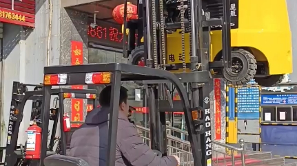 0.8吨电动叉车多少钱15305399273