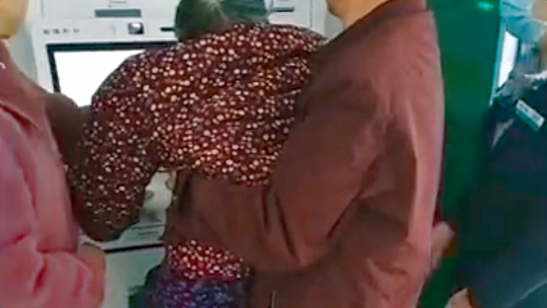 银行道歉!94岁老人被抱起激活社保卡,网友:将心比心