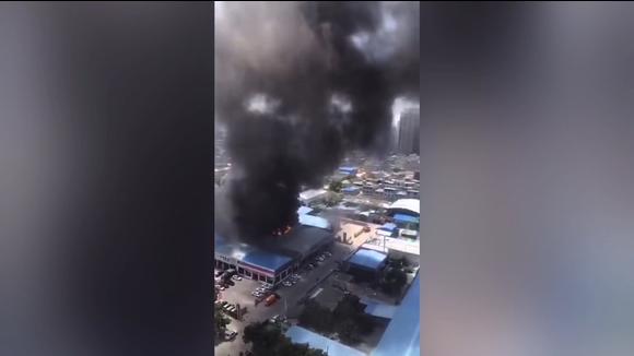 修理售卖汽车的店起火,夏天到了,大家要注意用火用电安全