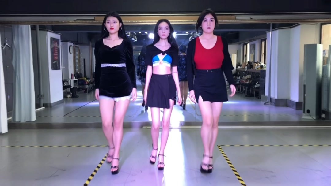 如何像模特一样走路有气势