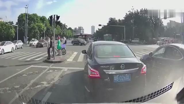 渣土车拐弯的时候翻车了, 我看着都害怕