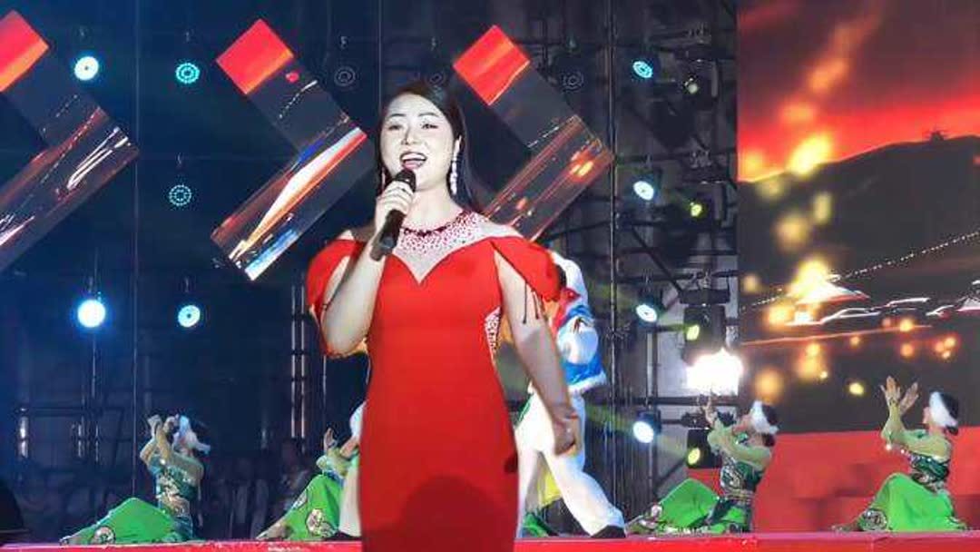 美女歌手罗姣唱出了老百姓的心声,网友称她唱歌接地气