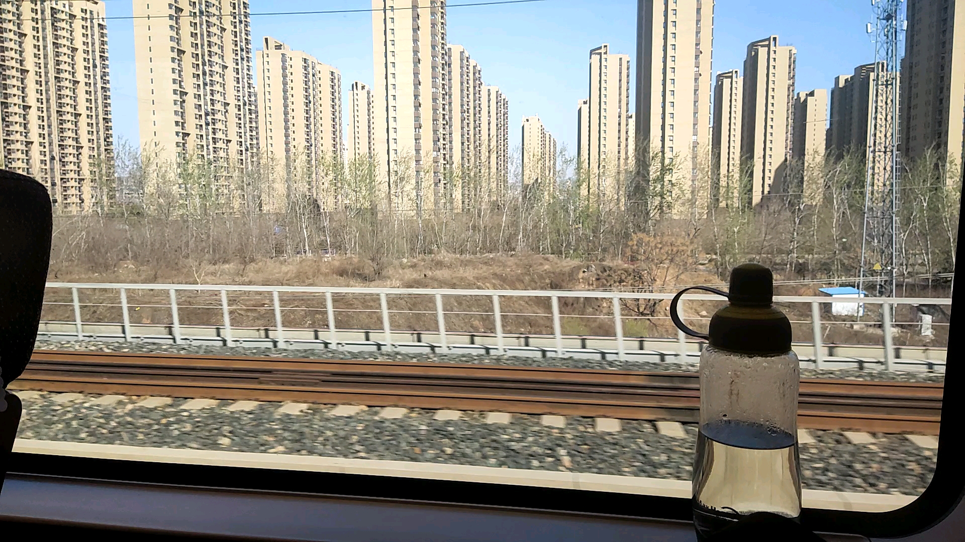 令外国人惊叹的一幕! 中国的高铁稳定性极强 ,一杯水放在上面动也不动...