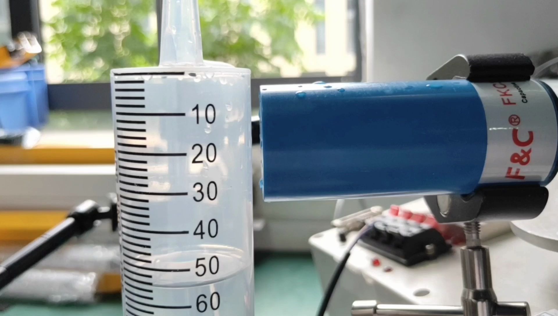 电容式接近传感器模拟水位上升下降测试