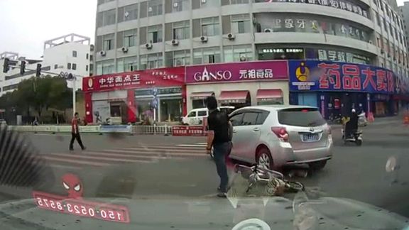 电动车小伙这操作,你今天又火了,商务车一身冷汗直接感冒