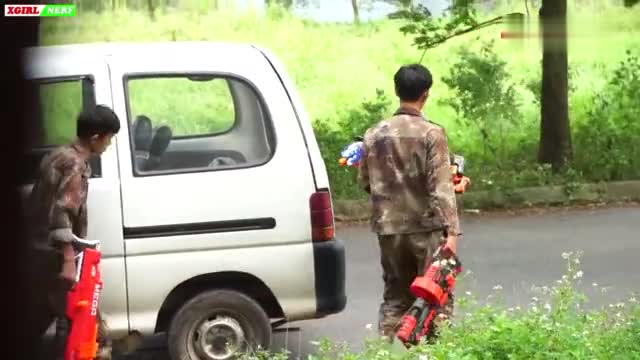 CS真人版:小姐姐发现坏蛋团伙,进入大楼展开追击