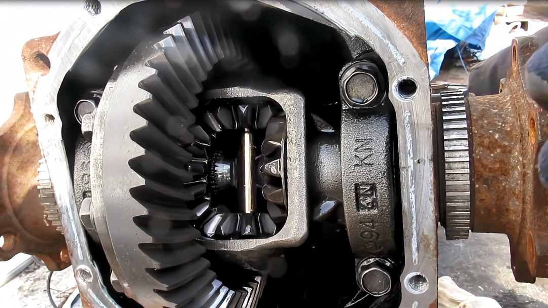 汽车差速器到底是如何工作的？拆开一台看个究竟，恍然大悟