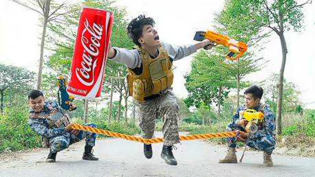 CS真人扮演:呆子小伙子在废弃大楼展开有趣枪战