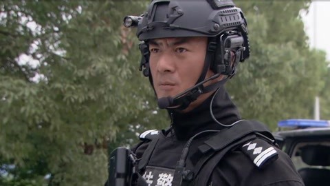 特警力量:特警兵追击歹徒,把车都撞翻了,居然还是被耍!