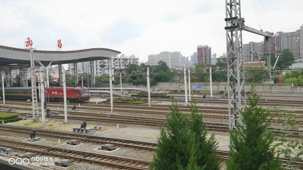 严重晚点的Z285次列车出武昌站