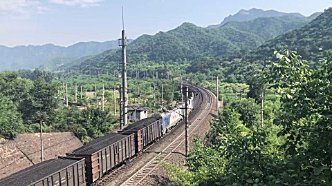 北京实拍大秦铁路210节重载运煤列车