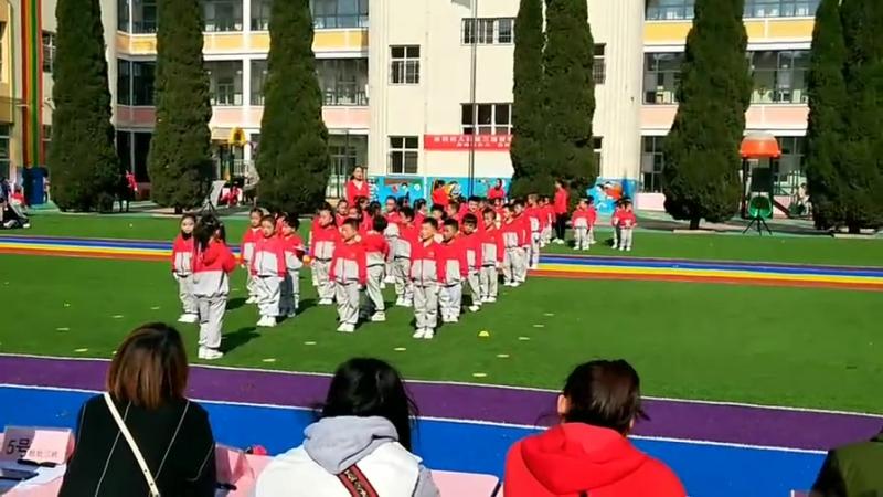 南街幼儿园静静四班秋季运动会队列队形展示