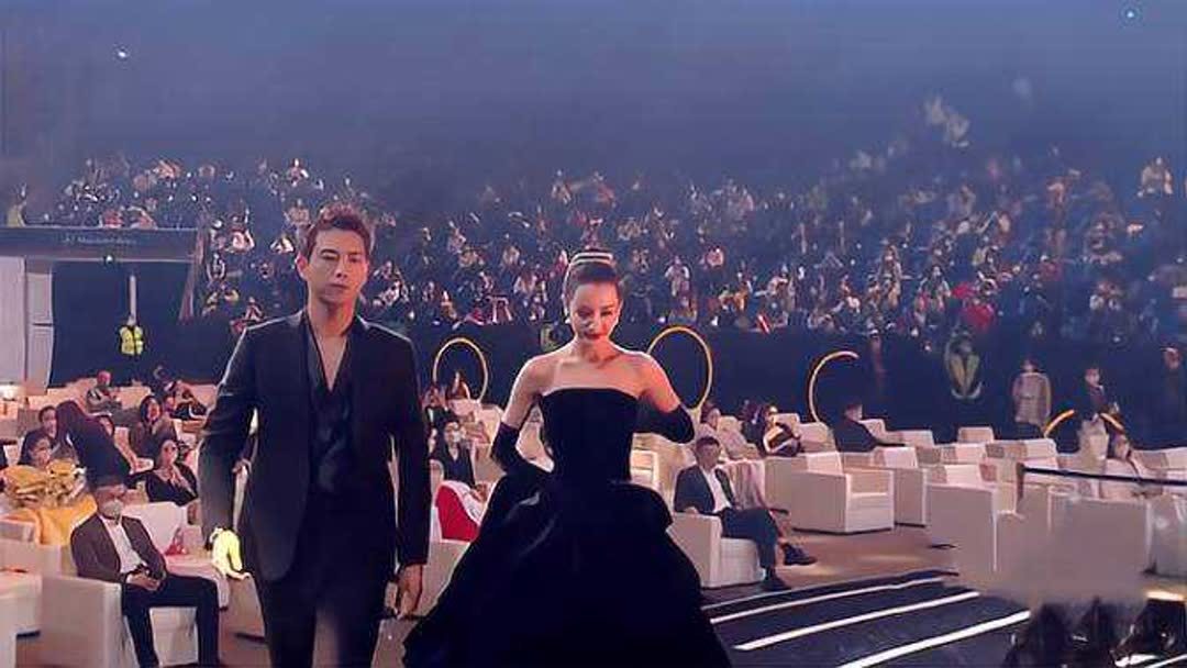 李现的手扶了个寂寞,迪丽热巴提裙子太认真,根本没看到丨微博夜