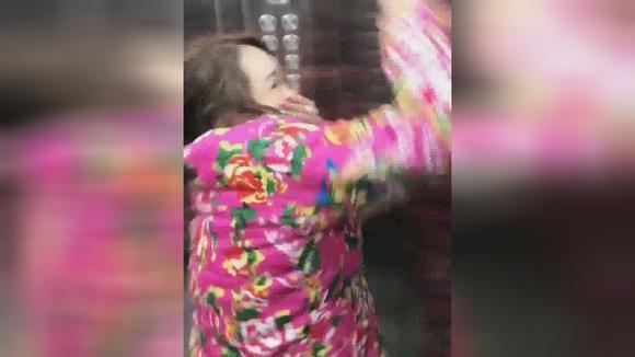 搞笑段子集!电梯门怎么打开,老娘受不了了