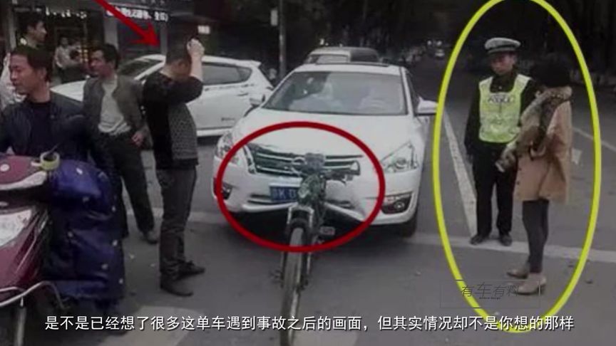 轿车撞上单车妹子吓得满头是汗,下车后发现自己车毁了单车丝毫无损