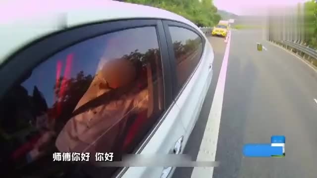 喝三四斤白酒上高速,浑身是血应急车道睡着,交警喊醒后断片?