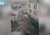 现场:印尼地震引发海啸 巨大海浪迎面袭来瞬间摧毁房屋
