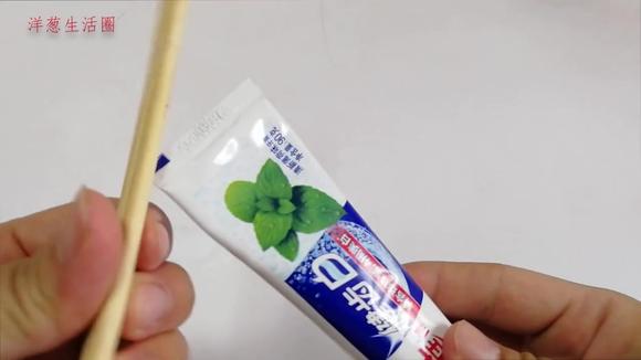 一次性筷子不要扔,它这个妙用解决了牙膏的问题,好多人都不知道