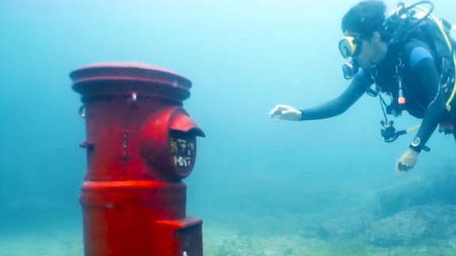 不会潜水就不能寄信,这个邮筒在深海10米,还有人用?