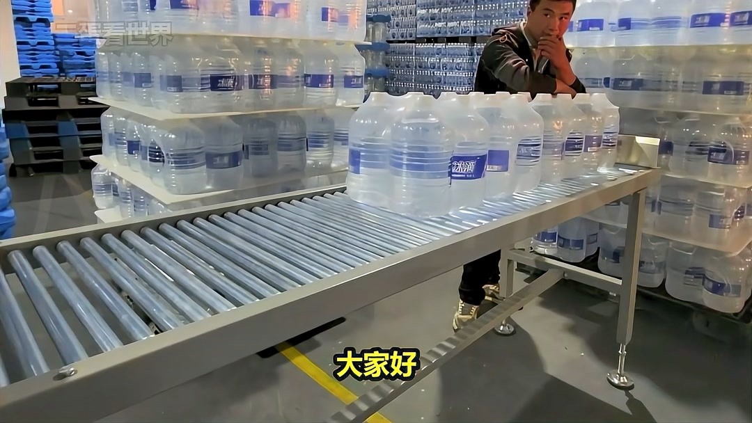 矿泉水的生产过程,从瓶子的制作到打标签,从装水到封口,全自动