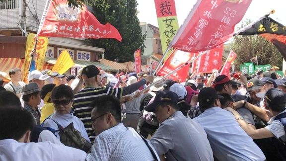 怒了!蔡英文“赢得”初选后 大批民众上街高喊:蔡英文下台