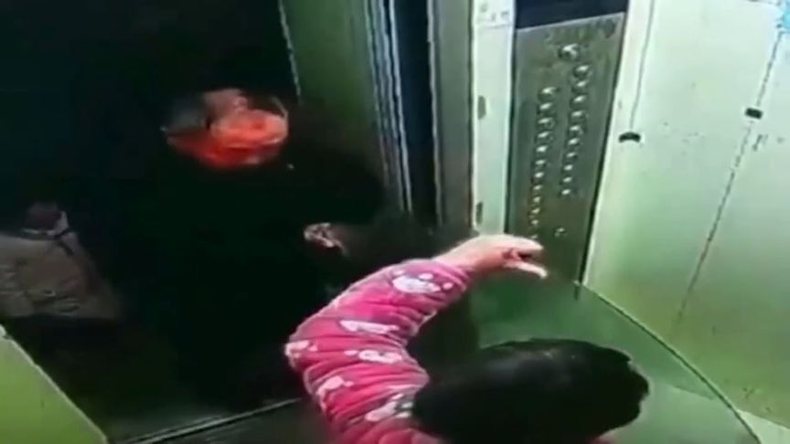 可怕!老人搬玻璃出电梯,电梯门突然关上,玻璃瞬间炸裂