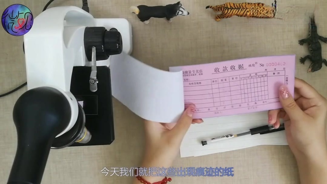 将收据单放大1000倍,纸张背面真的有小液泡