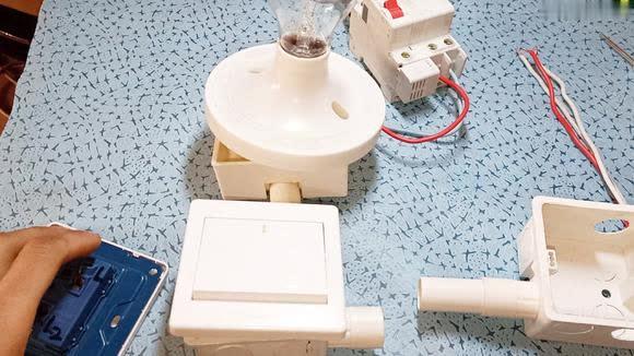 电工知识:单控灯改双控灯,怎样布线管穿电线?电工师傅教给你